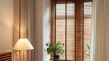 Estúdio em estilo japonês, casa de banho anexa | Lençóis de algodão egípcio, roupa de alta qualidade, edredões de penas