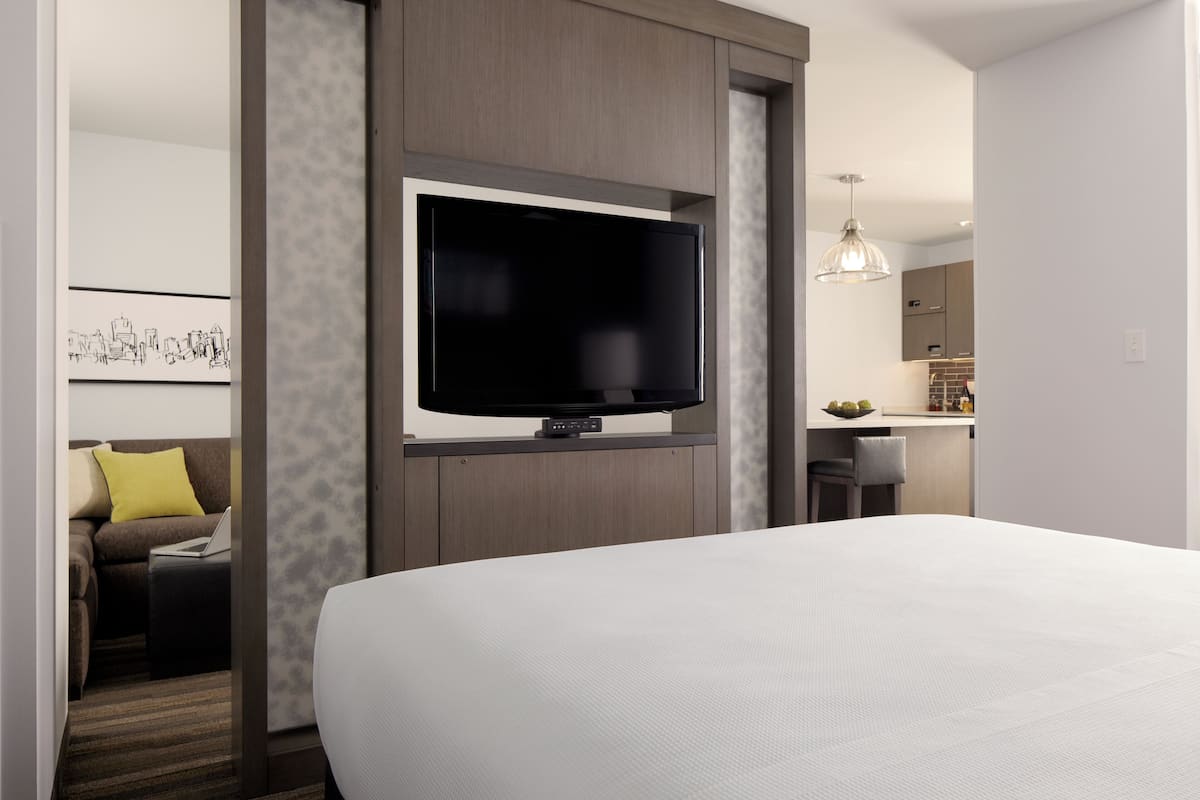 Estúdio, 1 cama King e sofá-cama, banheira adaptada, cozinha | Cofres nos quartos, escrivaninha, cortinas blackout