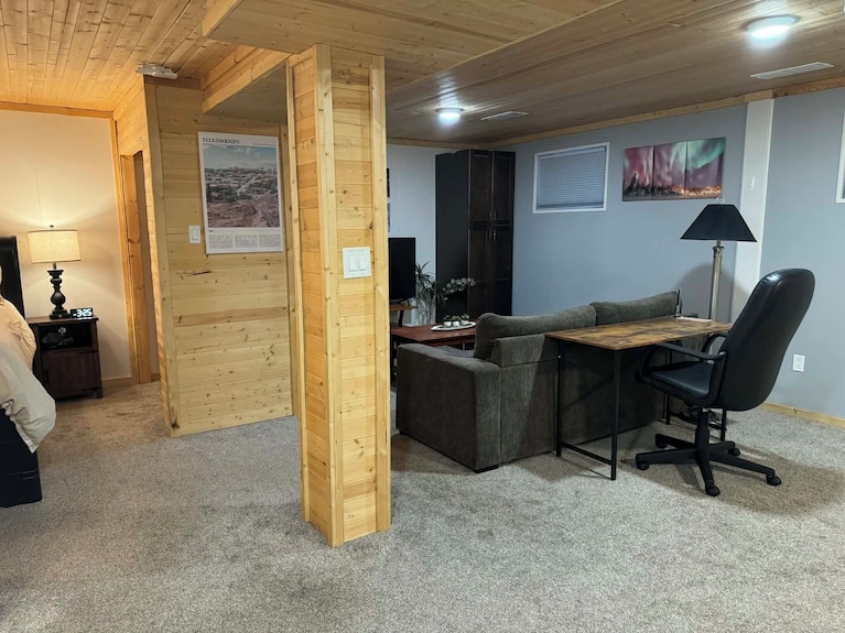 Modern Basement Suite At The Heart Of Downtown - 옐로나이프