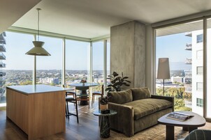 Smart TV de 55 polegadas com canais digitais, serviços de streaming 