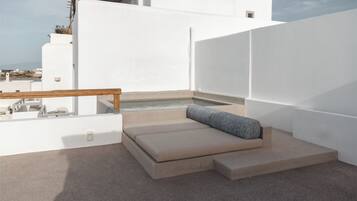 Vila superior, sacada, vista para o mar | Piscina particular