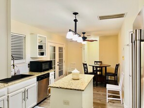 Casa família, vista para o jardim | Cozinha privada | Geladeira grande, micro-ondas, fogão, cooktop