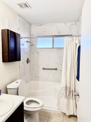 Casa família, vista para o jardim | Banheiro | Produtos de toalete grátis, sabonete, shampoo, papel higiênico