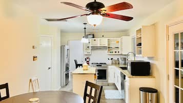 Casa Familiar, vista para o jardim | Cozinha privada | Um frigorífico/congelador grande, um micro-ondas, um forno