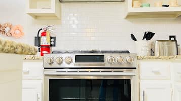 Casa Familiar, vista para o jardim | Cozinha privada | Um frigorífico/congelador grande, um micro-ondas, um forno