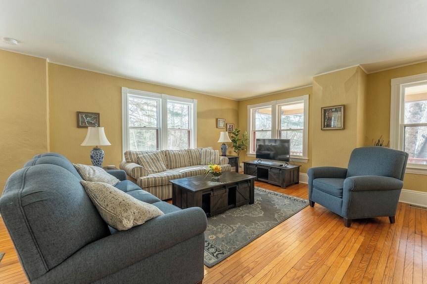 Private 2 Bedroom Home With Fireplace & Fenced Yard - New Brunswick