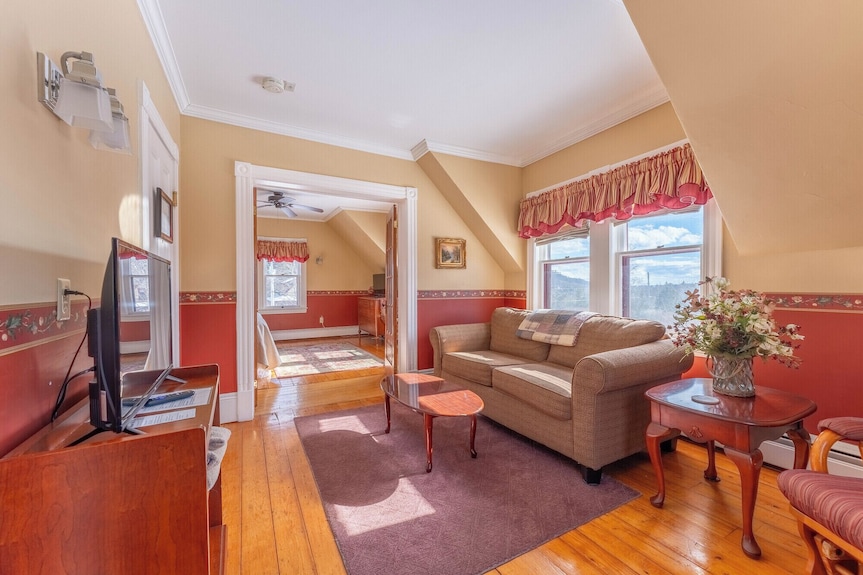 Spacious Garden-view King Suite In 150-year-old Manor House - New Brunswick