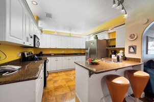 Casa (3 Bedrooms) | Cozinha privada | Cafeteira/chaleira, lava-louças, chaleira elétrica, cadeirão de bebê