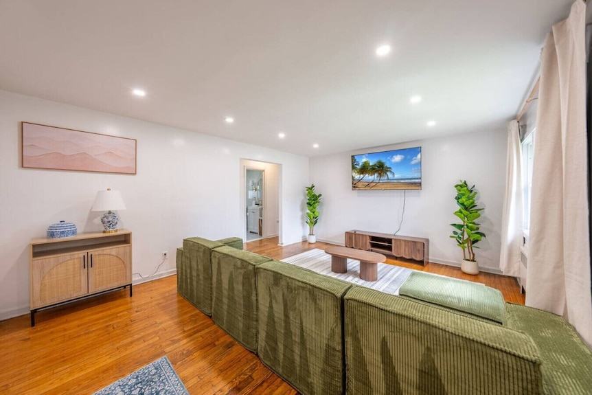 Family Hot Tub| 10 Guests | Foosball + Smart Tv - Staten Island