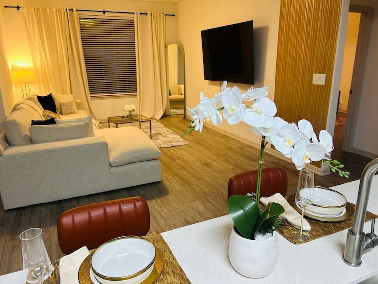 Cozy & Chic Frisco Scape Apartment With 2 Bed/2 Bath, 3 Resort Pools + Gym - Frisco, TX