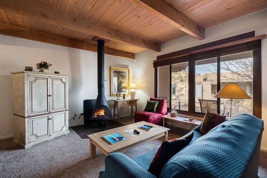 Fort Marcy 18 | Walk To Plaza | Kiva Fireplace | Full Kitchen | Hot Tub | Pool | Single Level - Santa Fe, NM