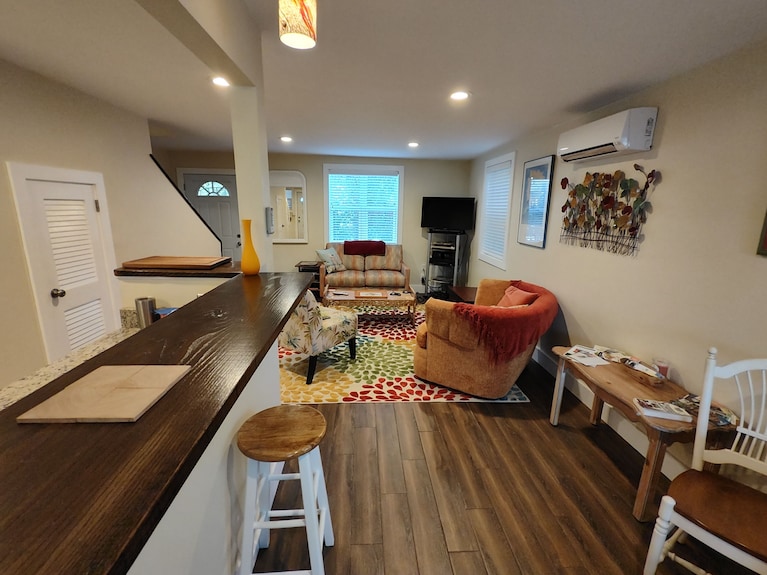 Brilliant Downtown Pad -Includes Bike- 2 Bed / 1 Bath - Savannah, GA