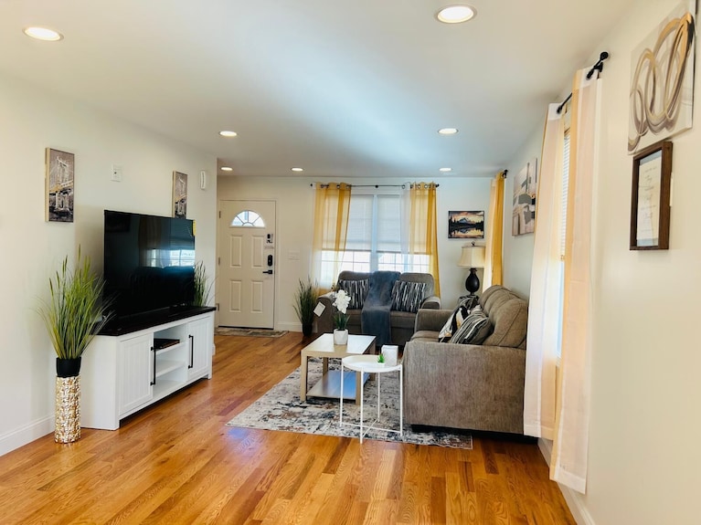 Soaking Tub Luxury 3-bedroom Tonwhouse - Brockton, MA