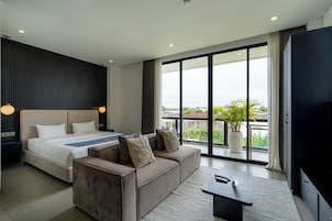 Suíte clássica, sacada | Roupas de cama premium, cofres nos quartos, quartos à prova de som