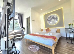 Secretária, cortinas/cortinados opacos, ferro/tábua de engomar 