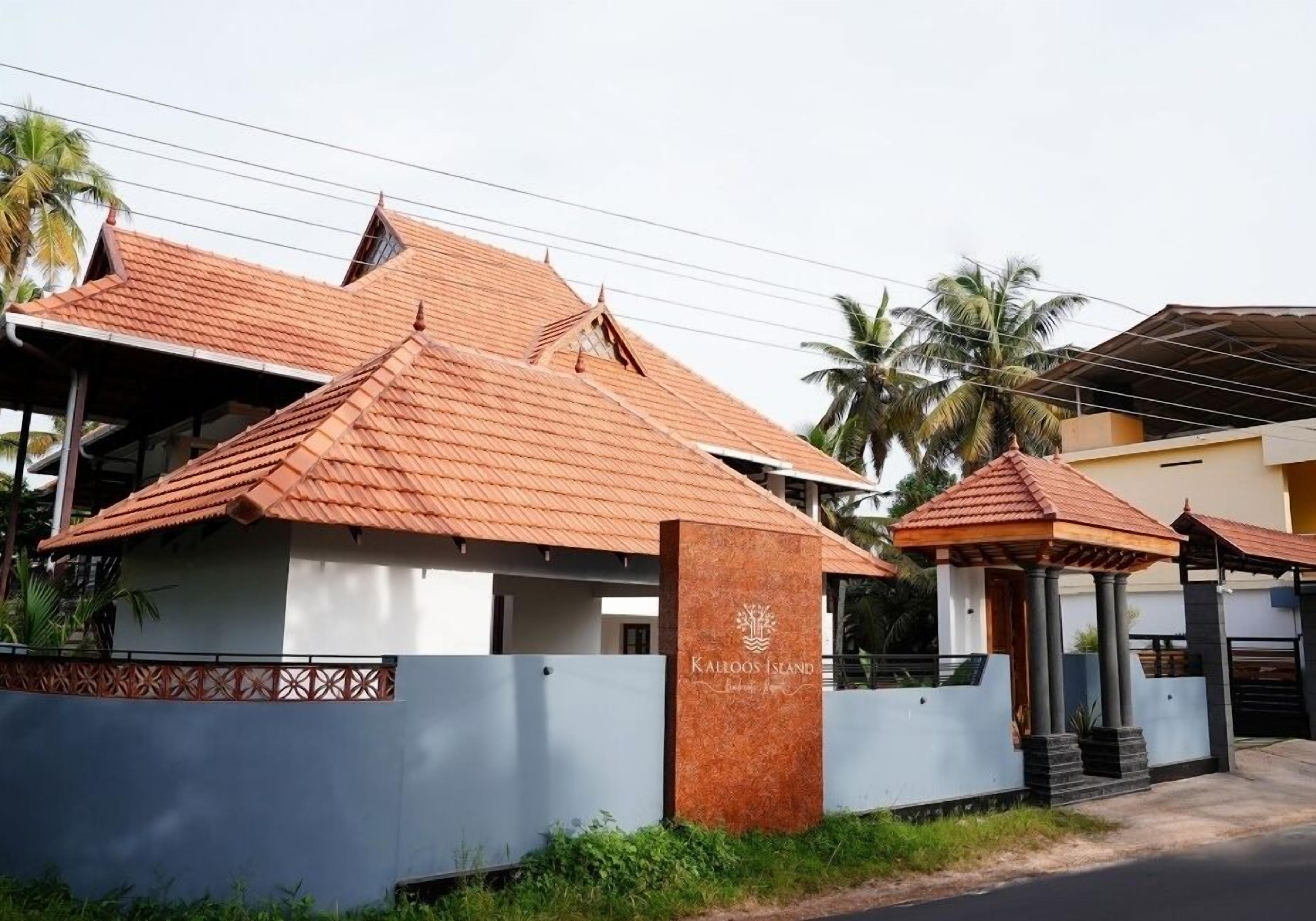 Zona residencial com uma casa de telhado telhado e um pequeno pavilhão.