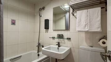 Quarto Clássico com Cama de Casal | Casa de banho | Um secador de cabelo, toalhas fornecidas, champô, papel higiénico