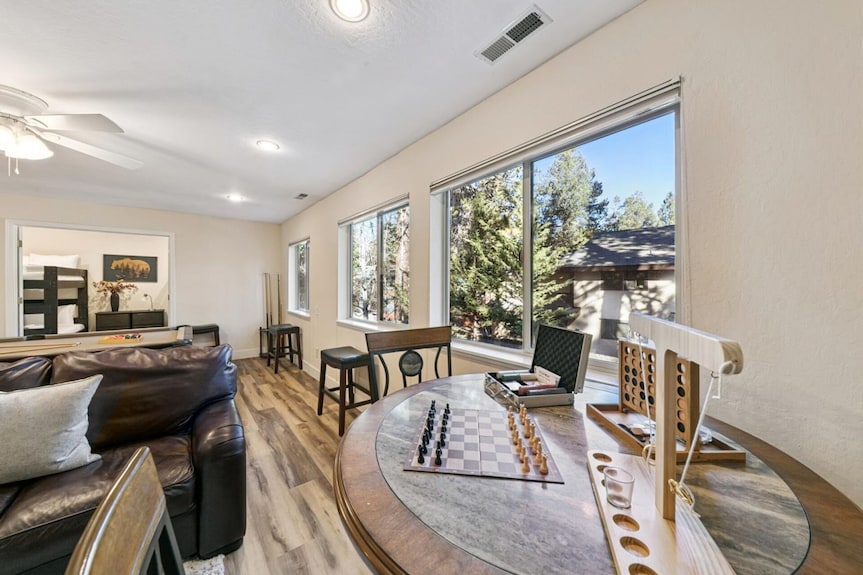 Tahoe Adventure Lodge: Hot Tub, Pool Table, Fireplace, 10 Guests+extra Kids - South Lake Tahoe, CA