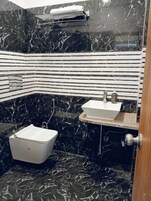 Quarto Standard | Casa de banho | Artigos de higiene pessoal grátis, toalhas fornecidas, sabão, champô 