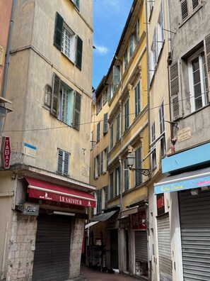 Ze Perfect Place Authentique 1 BDR - AC - Old Nice Reviews, Deals ...