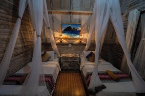 Quarto Superior, vista para a piscina | Vista do quarto