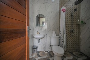 Villa, 2 quartos | Casa de banho | Um polibã, um chuveiro fixo, artigos de higiene pessoal grátis 