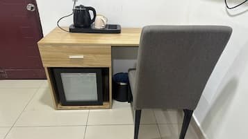 Quarto Deluxe, 1 cama king-size | Minibar, cofre no quarto, secretária, cortinas/cortinados opacos