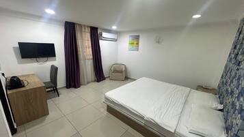 Quarto Deluxe, 1 cama king-size | Minibar, cofre no quarto, secretária, cortinas/cortinados opacos