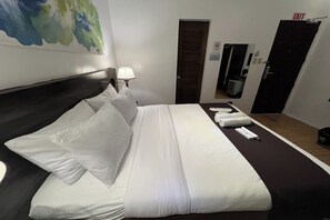 Quarto standard | Escrivaninha, Wi-Fi de cortesia, roupa de cama