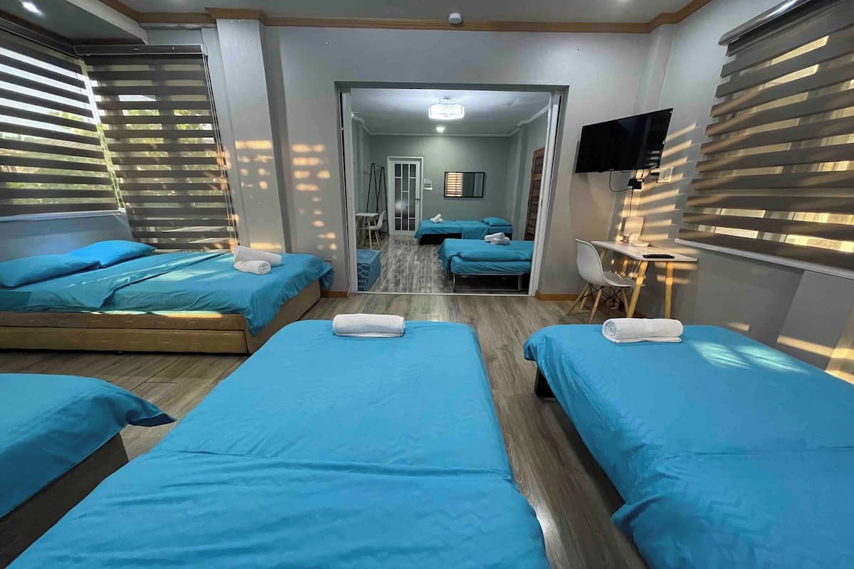 Quarto família | Escrivaninha, camas extras/dobráveis (sobretaxa), Wi-Fi de cortesia