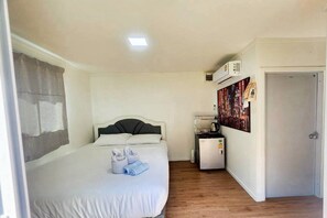 Quarto casal, 1 cama Queen | Wi-Fi de cortesia, roupa de cama