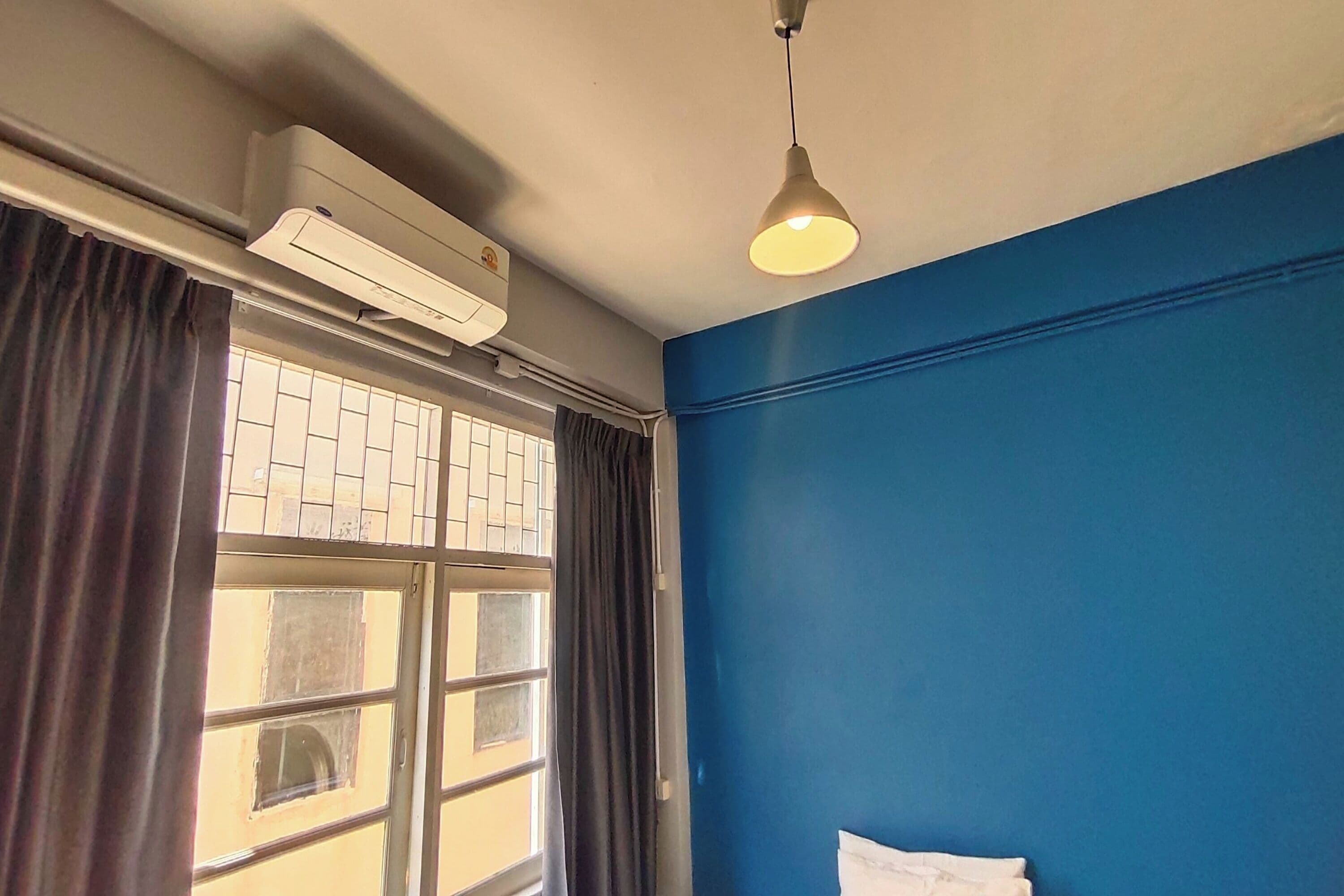 Quarto standard, banheiro compartilhado | Escrivaninha, Wi-Fi de cortesia, roupa de cama