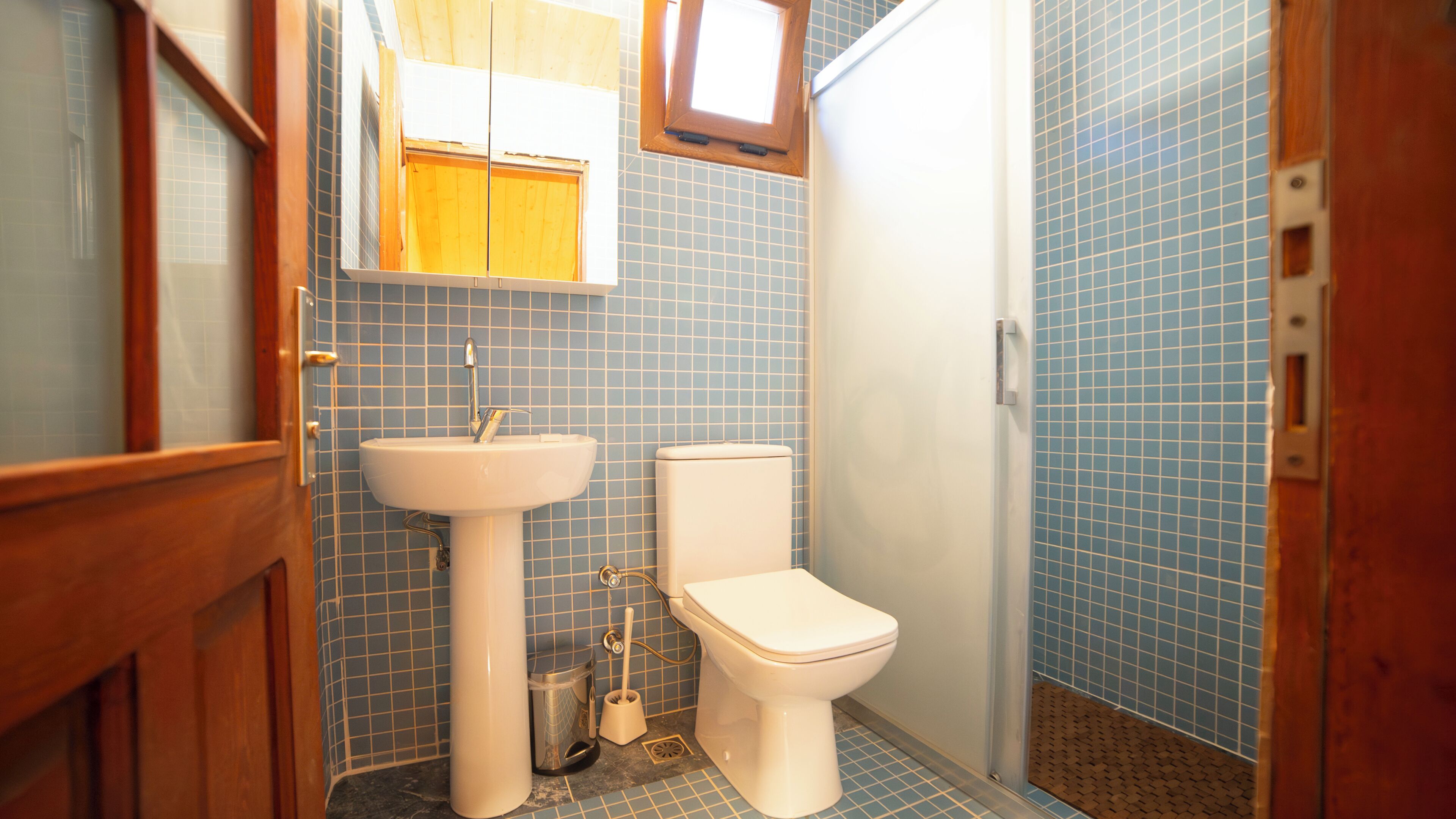 Quarto Triplo Familiar, vista para a montanha | Casa de banho | Um polibã, um secador de cabelo, toalhas fornecidas, sabão 