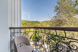 Suite Júnior, Vista para a cidade | Minibar, cofre no quarto, secretária 