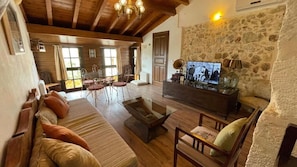 Sohora Comfy Retreat - Rethimno Winter Home | Sala de estar | Televisor de ecrã plano de 30 polegadas com canais digitais