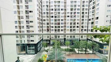 Apartamento Familiar, 2 quartos, varanda, vista para a piscina | Vista da varanda