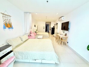 Apartamento Executivo, várias camas, varanda, vista para a piscina | Minibar grátis, com mobília individualizada, secretária 