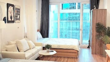 Apartamento Executivo, várias camas, varanda, vista para a piscina | Minibar grátis, com mobília individualizada, secretária