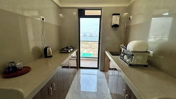 Quarto Duplo Deluxe, Vista para a cidade | Cozinha partilhada | Um frigorífico/congelador grande, um micro-ondas, um forno
