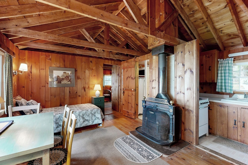 1 Br Cozy Log Cabin W/ Deck & Picnic Table - Warren Island State Park, Islesboro