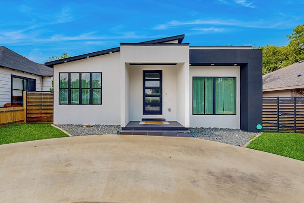 Modern Dallas Retreat 5 Mi To Dtwn: Pets Welcome - Dallas, TX