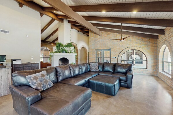 3 Br Home, Spacious Backyard W/ Pool - Taliesin West