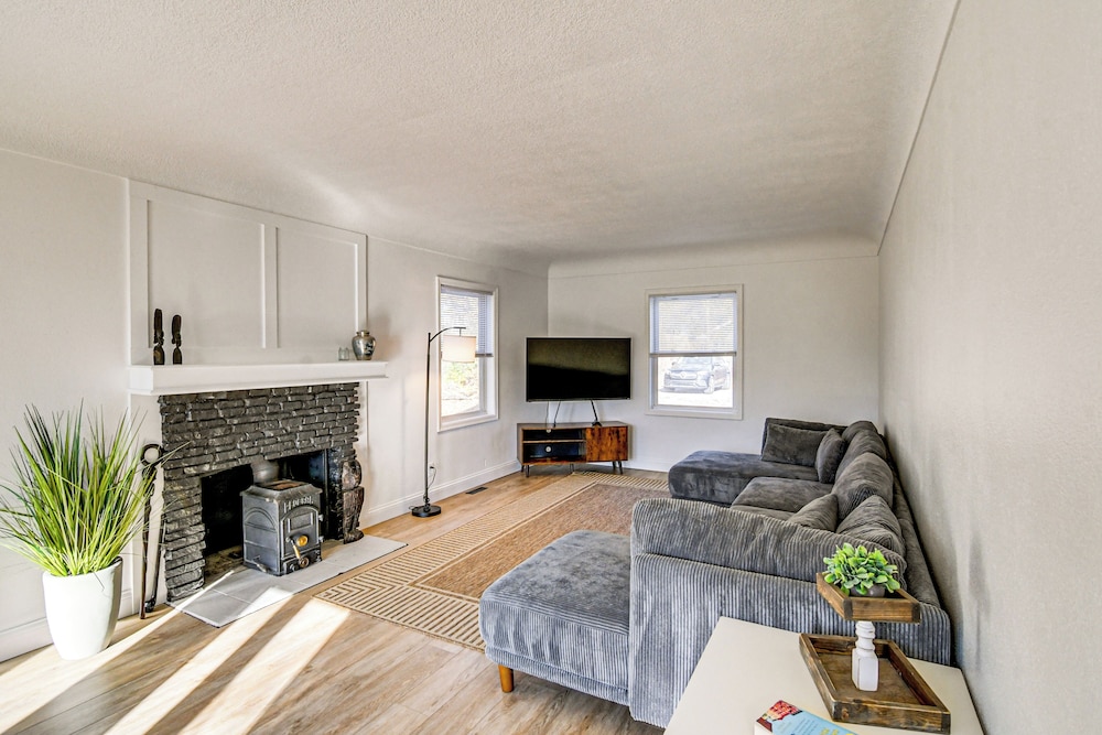 Home W/ Spacious Yard, 3 Mi To Dtwn Des Moines! - Altoona, IA