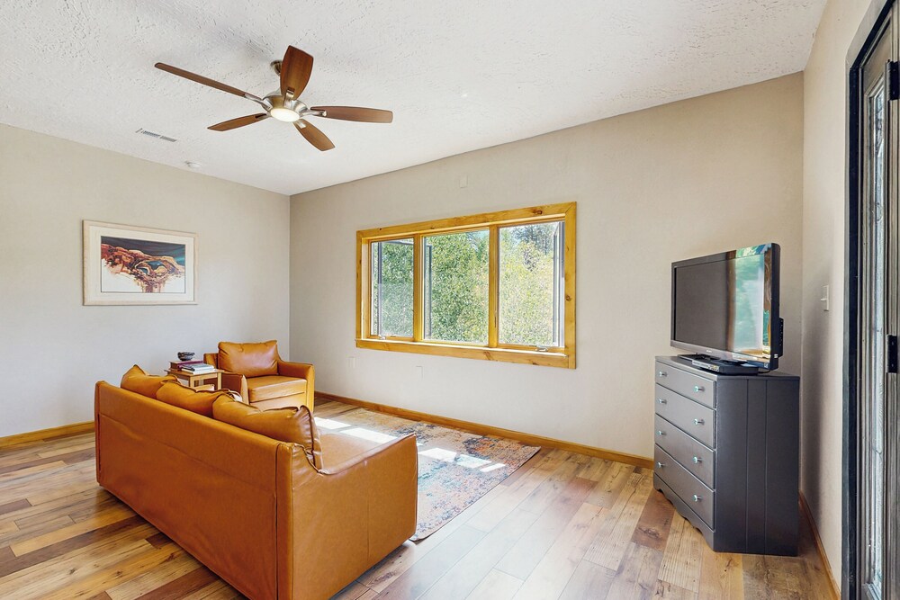 1 Br Home W/ Full Kitchen & Peaceful Location - Colorado