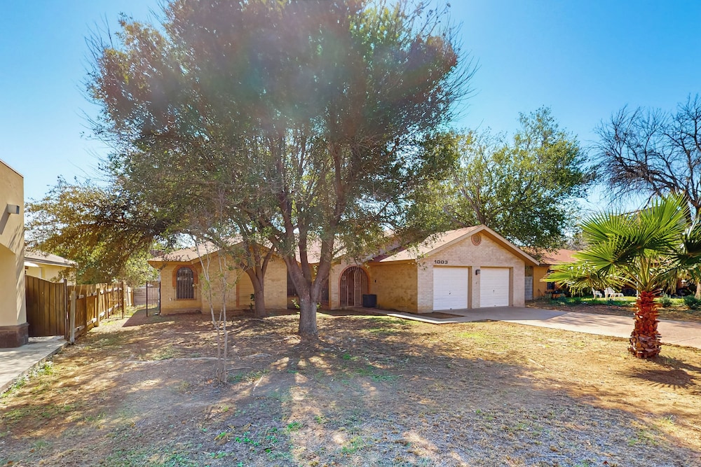 3br Family Home W/ Wifi, Workspace, Laundry - Laredo, TX
