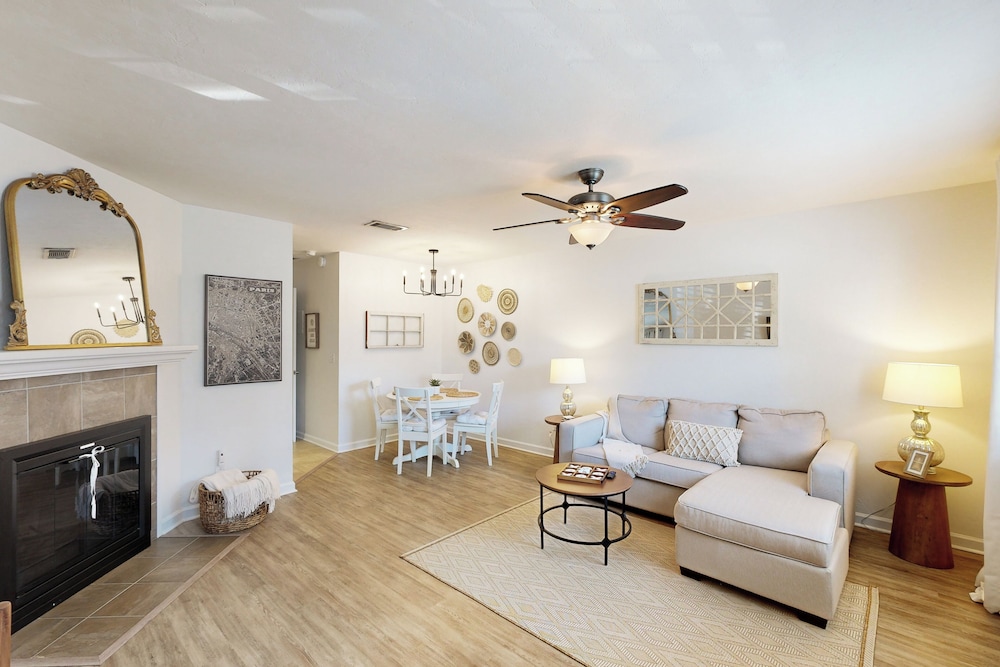 Townhouse Private Patio Close To Everything - Tallahassee, FL