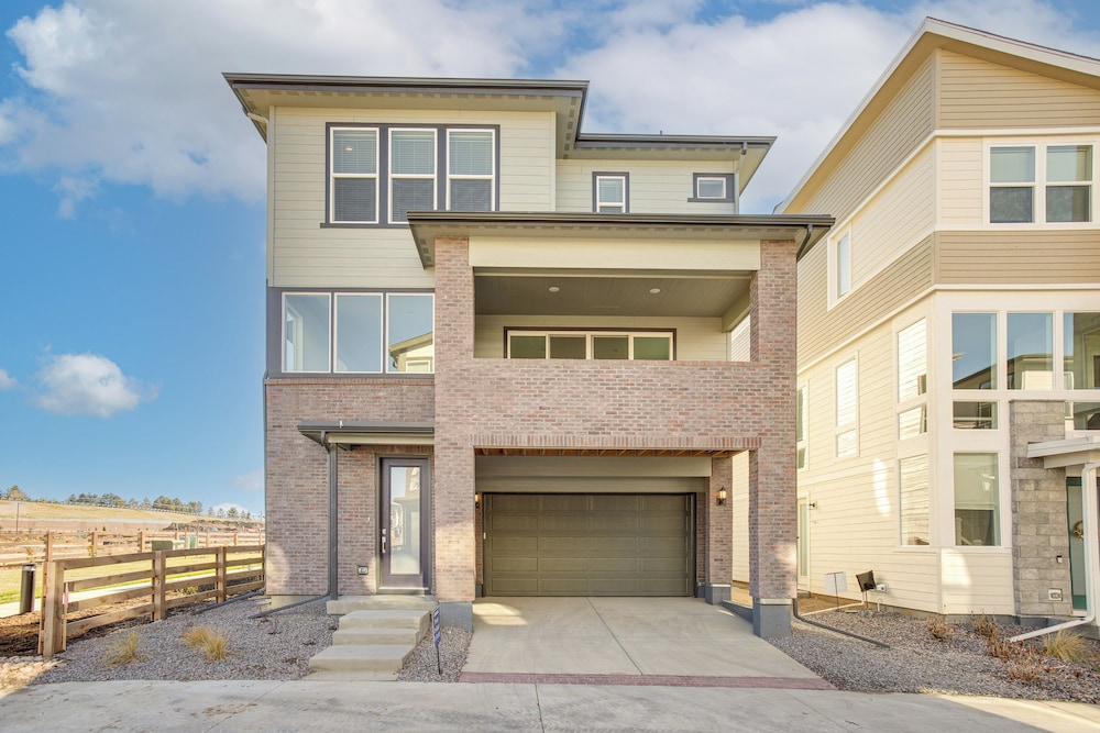 8 Mi To Denver Tech Center: Business-ready Retreat - Centennial, CO