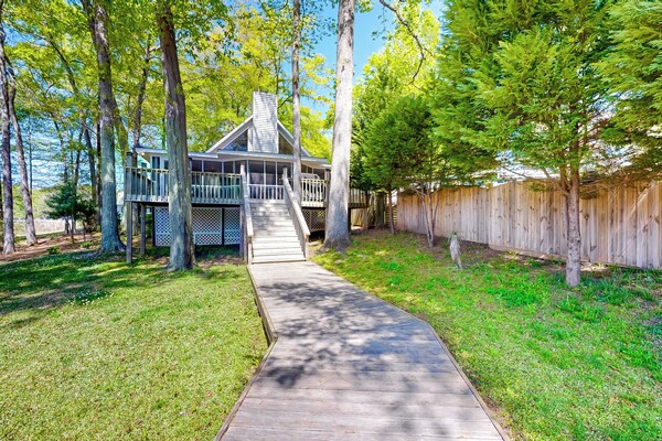 Lakefront Home W/ 2 Boat Slips, Fire Pit, Grill - Eatonton, GA