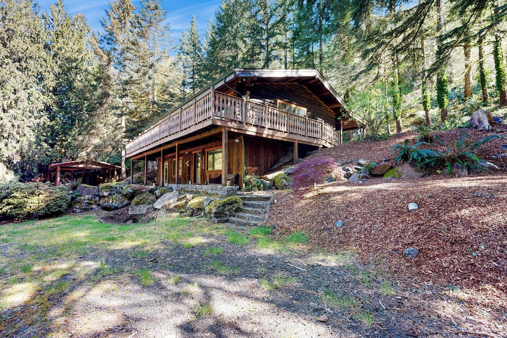 Serene 3 Br W/ Kalama River View & Bike - Kelso, WA