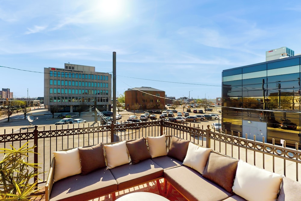 2br Updated Dtwn Condo: Streaming, Patio, W & D - Muncie, IN